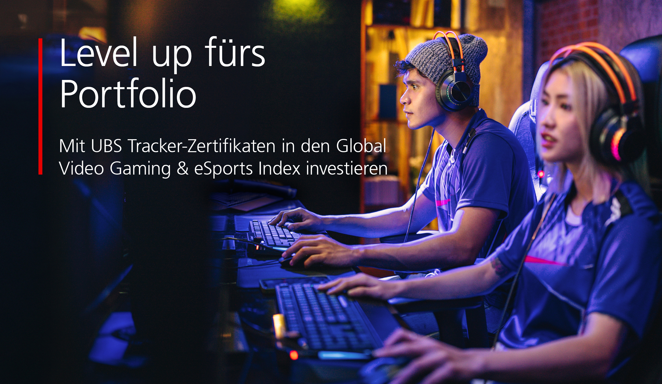 Zwei Leute spielen Videospiele in abegdunkeltem Raum